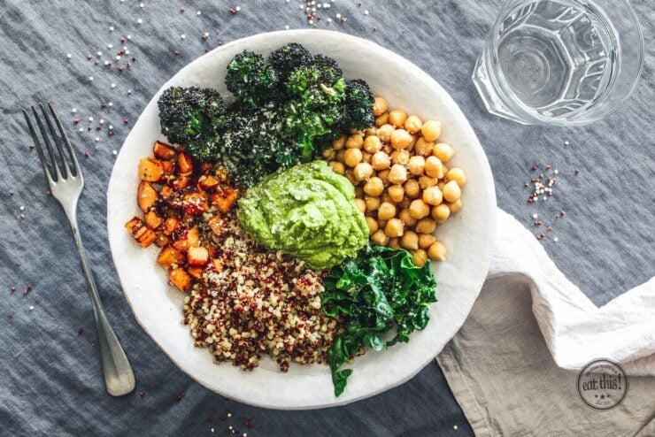 Quinoa-Detox-Bowl mit Spinat-Hummus · Eat this!