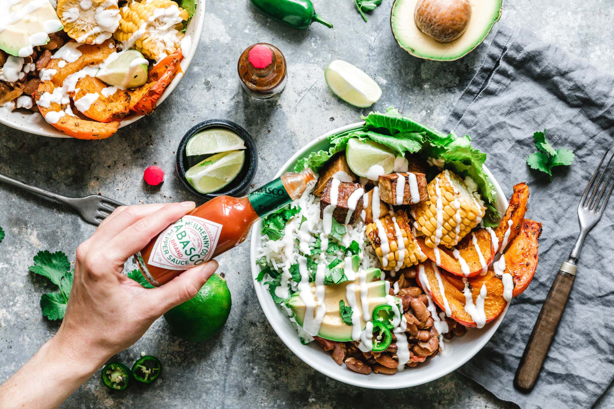 Wärmende Burrito Bowl mit Kürbis, Räuchertofu & Tabasco · Eat this!