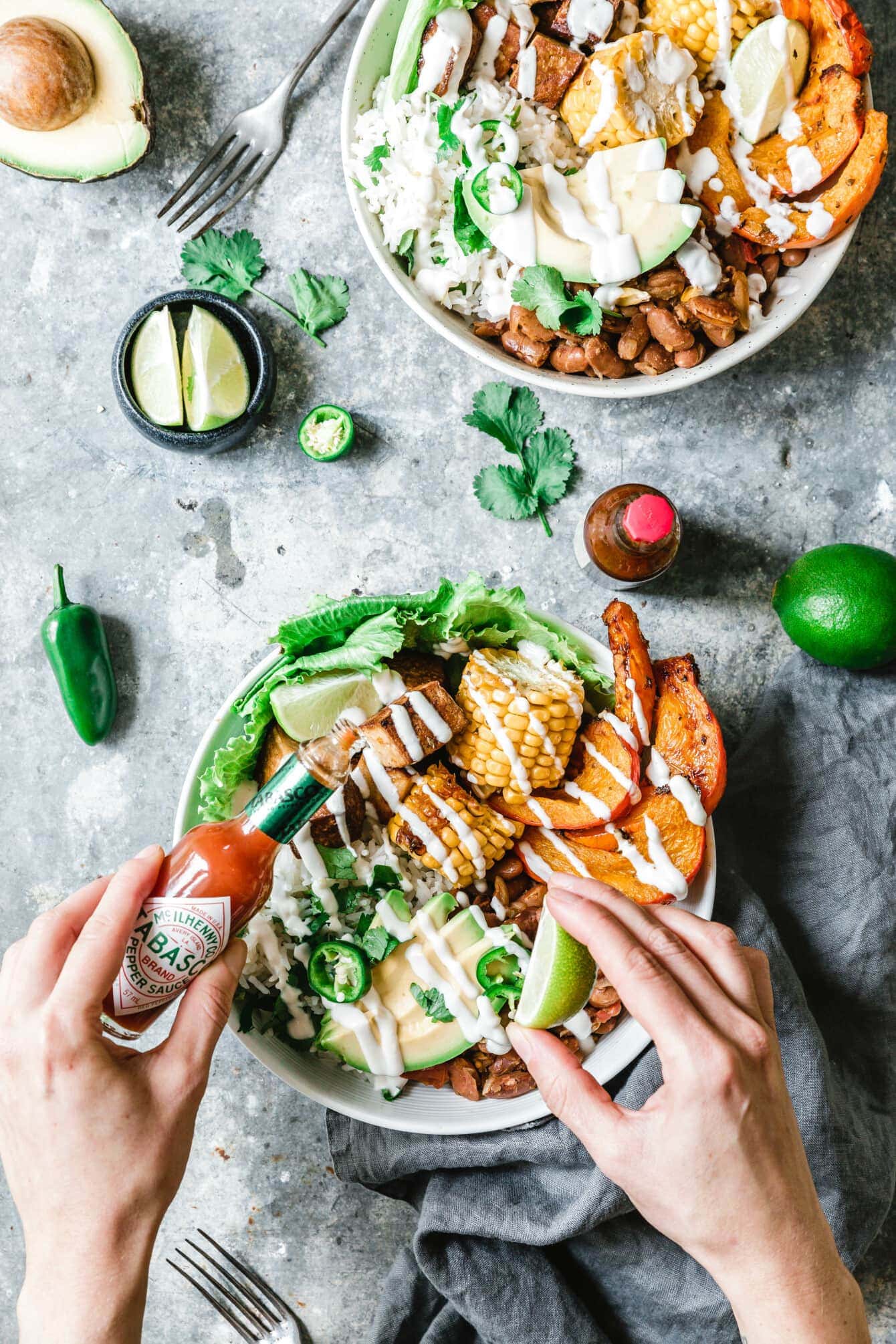 Wärmende Burrito Bowl mit Kürbis, Räuchertofu & Tabasco · Eat this!