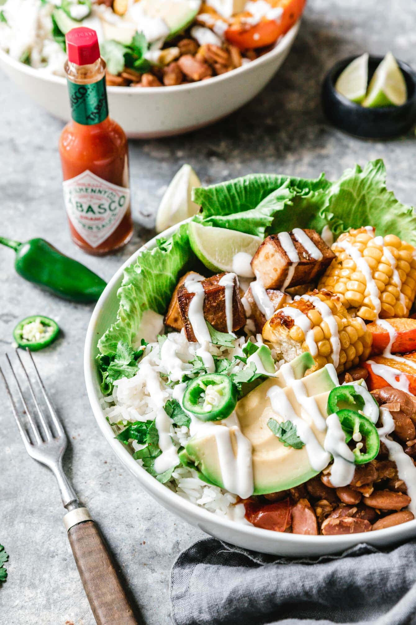 Wärmende Burrito Bowl mit Kürbis, Räuchertofu & Tabasco · Eat this!