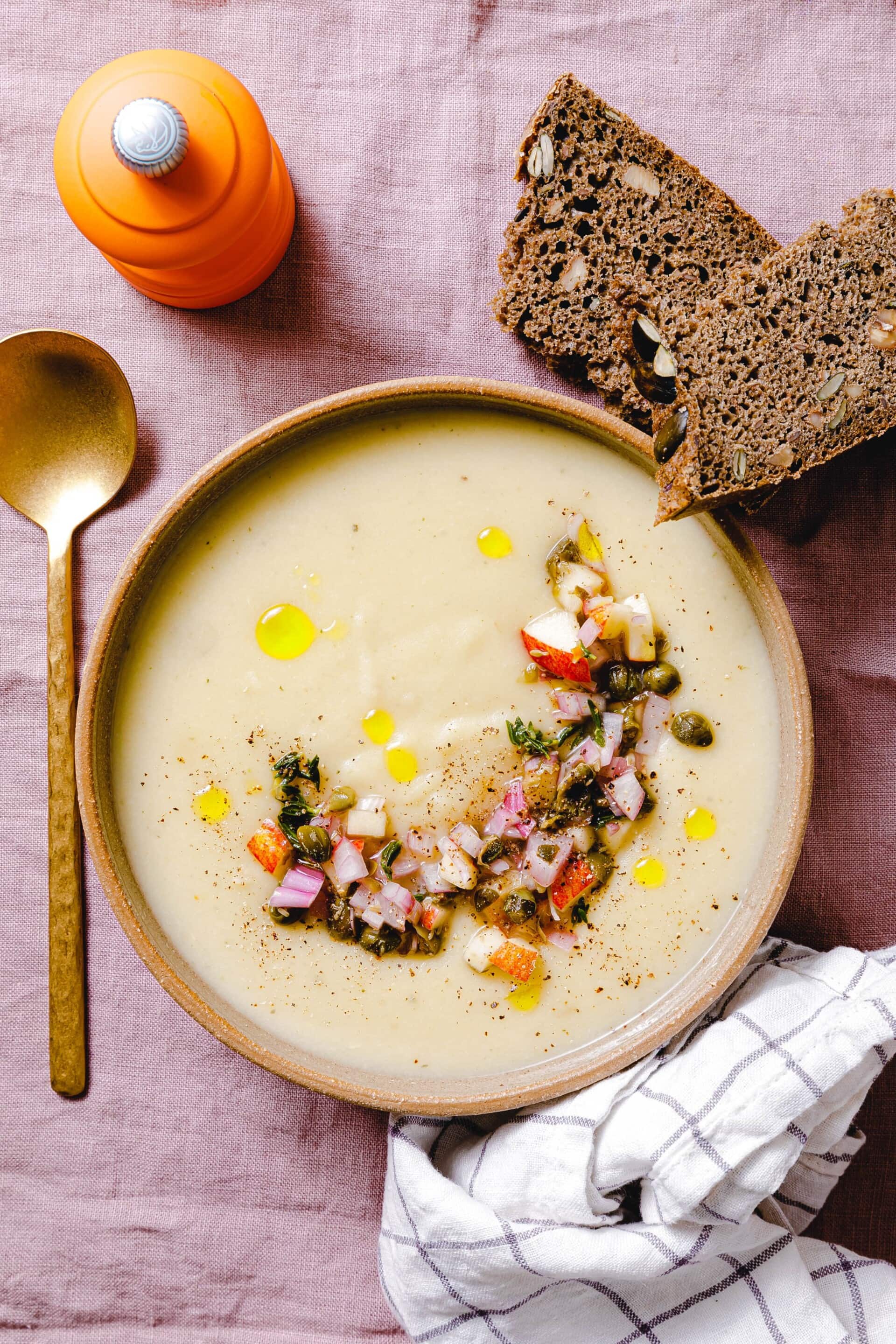 Pastinaken-Sellerie-Suppe mit Apfel-Kapern-Topping · Eat this!